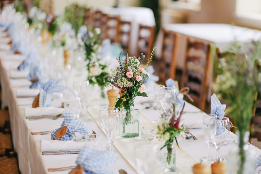 Table de mariage, comment la décorer